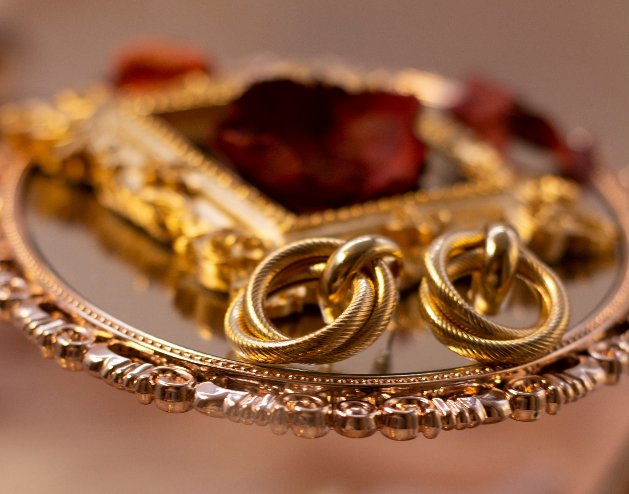 Dietro ogni Gioiello, una Storia d'Eleganza: Esplora il Mondo dell'Oro ...